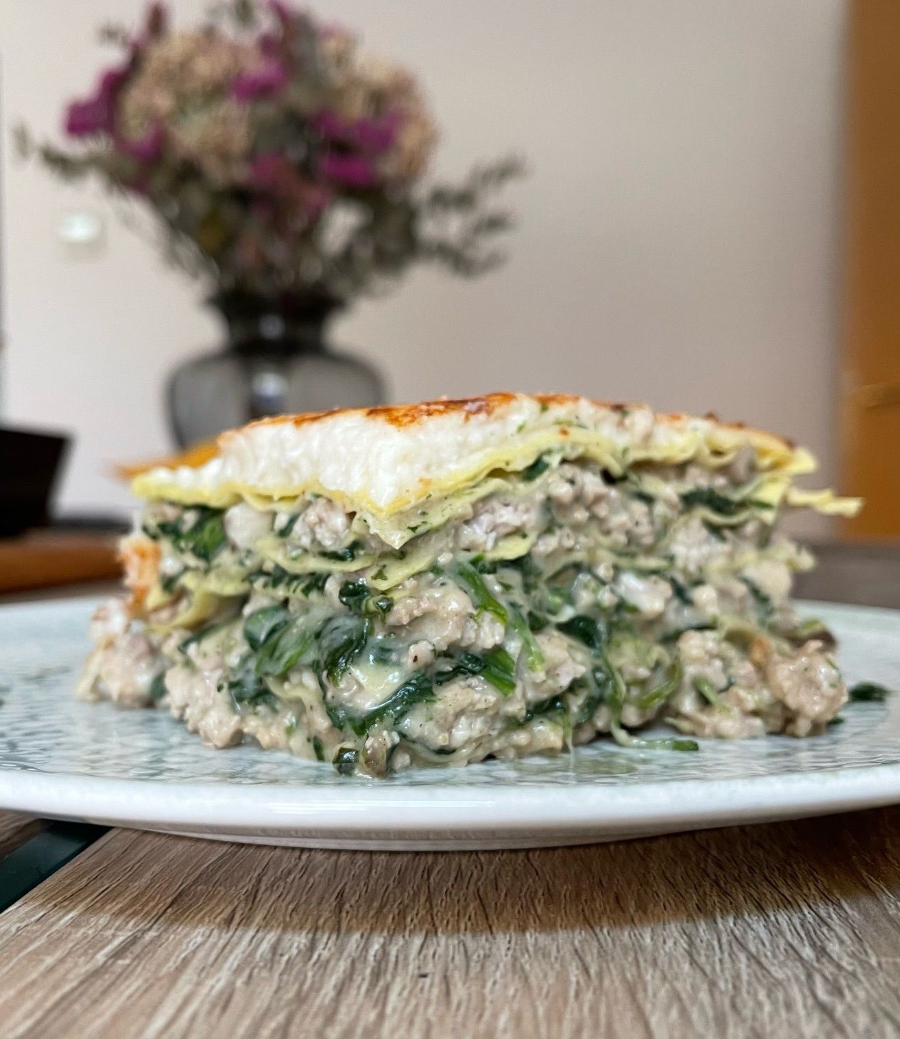 Deliciosa lasagna de pollo y espinacas con toque de café | LATAZADECAFE