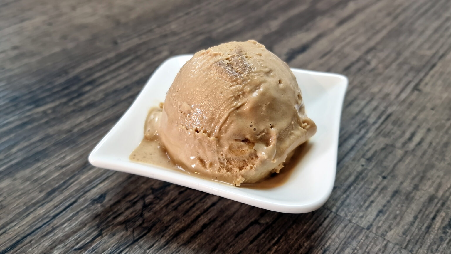 Delicioso café con helado de caramelo salado: una combinación ...