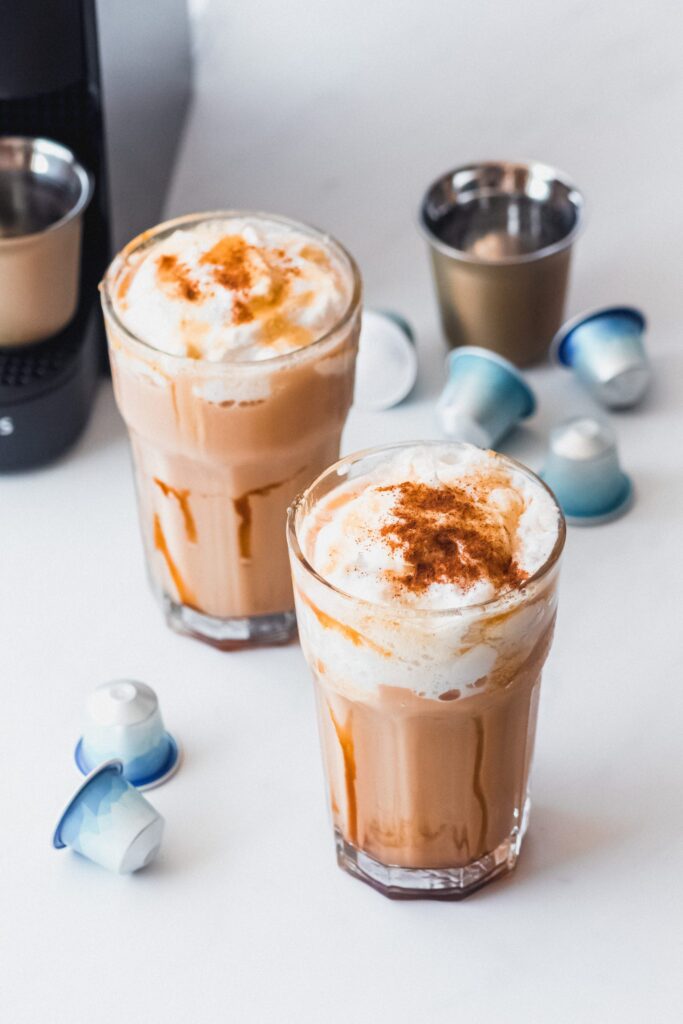 Delicioso café con leche de coco y caramelo para disfrutar en casa ...
