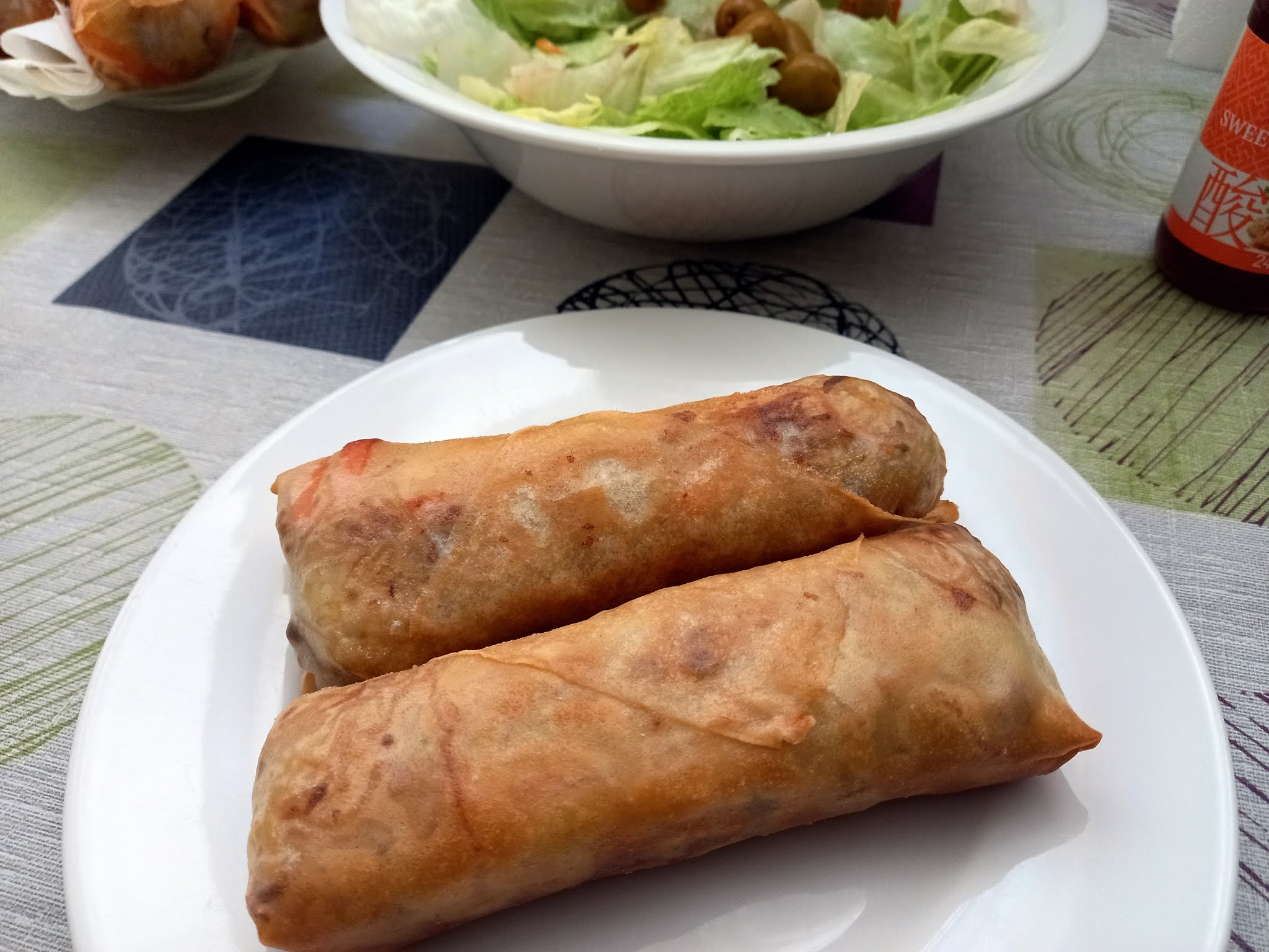 Deliciosos rollos de primavera con relleno de pollo infusionados con ...