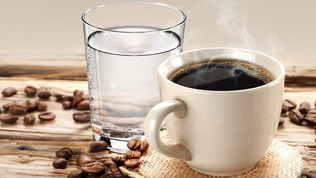 La importancia del vaso de agua al servir café | LATAZADECAFE
